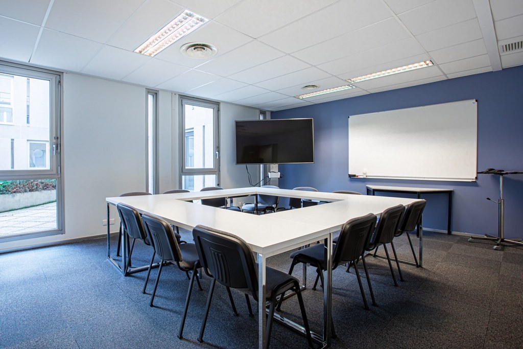 Salle de réunion chez Centre Qualité Services - Location de bureaux à ...